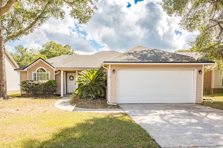 Cozy Tan 3 Bedroom 2 Bath Home - Jacksonville