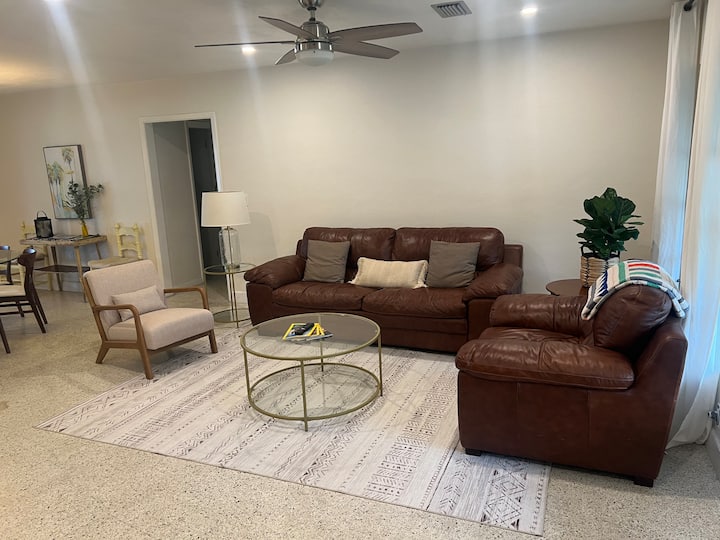 Enjoy The Sunshine From This 3br/2.5ba Home - Bradenton, FL