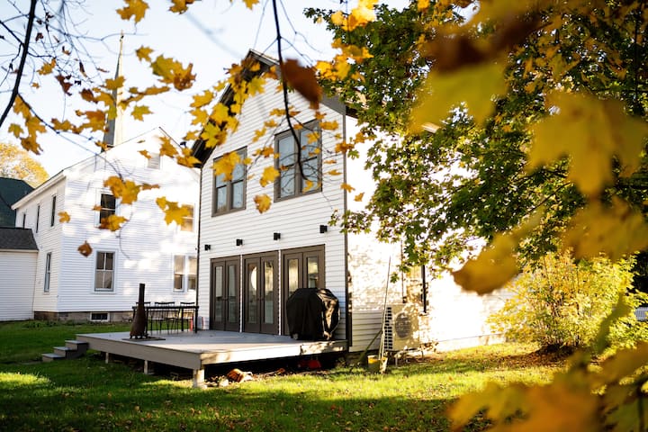 Modern Dreamy Hudson Valley Home W/ Backyard Rink - Phoenicia, NY