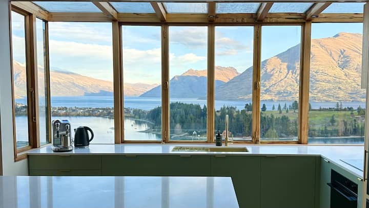Breathtaking Views. 
Newly Renovated. Sleeps 10. - Queenstown, New Zealand
