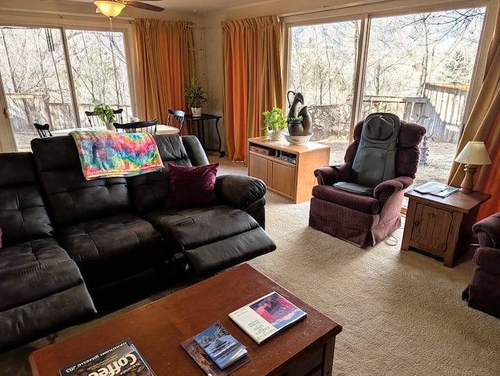 Charming Basement Apartment In Perfect Location! - Colorado Springs, CO