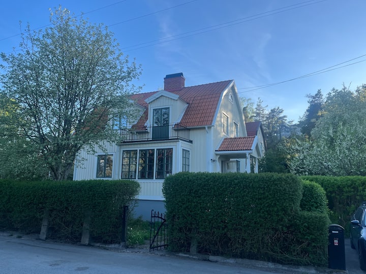 Mysig 20-talsvilla Med Tidstypiska Detaljer. - Stockholm