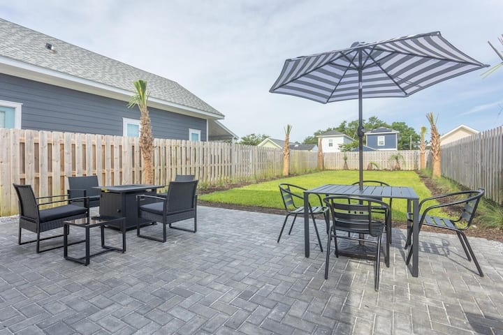 Perfect Pensacola Location & Private Yard! - Pensacola, FL