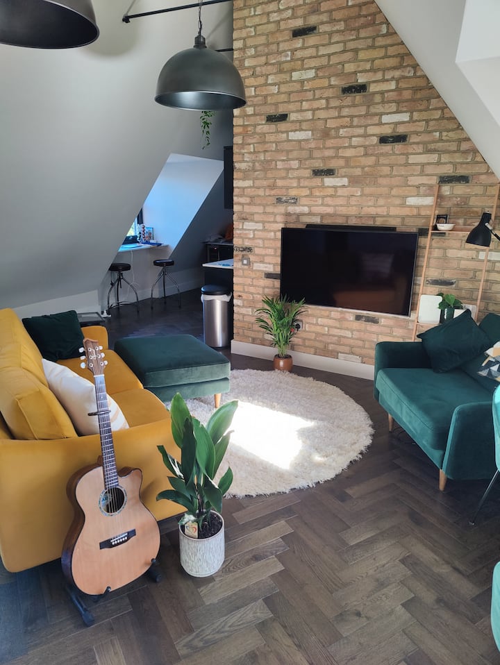 Large 1 Bed Riverside Apartment - Surbiton