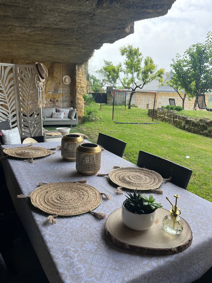 Une Charmante Petite  Maisonnette Sous La Roche - Créon