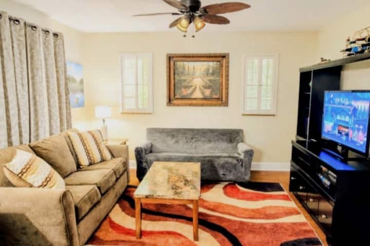 First Floor • Quiet • Two Beds • Kitchen • Dining - Cincinnati, OH