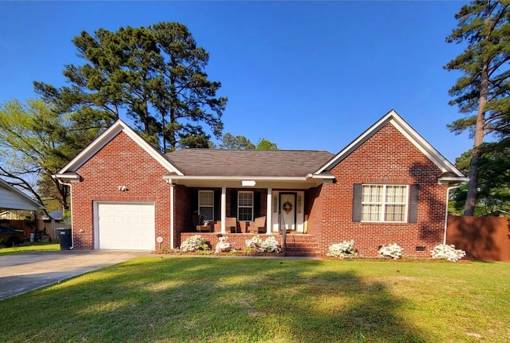 7 Miles To Base; Crib; No Carpet; Veteran-owned - Fayetteville, NC