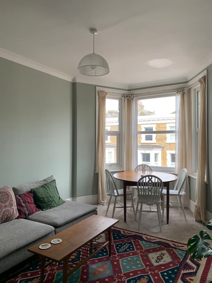 Lovely 2-bedroom Flat W/ Free On-street Parking - Broadstairs