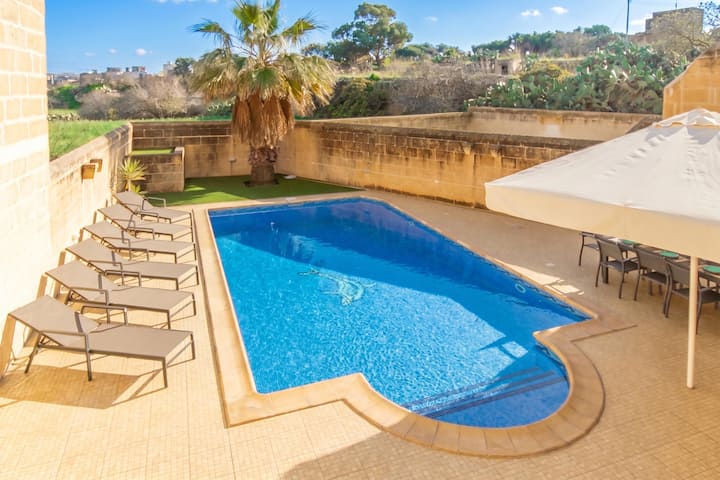 Centre Island Gozitan Farmhouse & Pool - Malta
