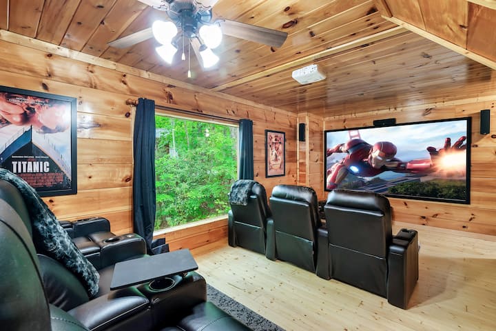 10 Foot Theater, Pinball, Hot Tub, 350mb+ Wifi - Gatlinburg, TN