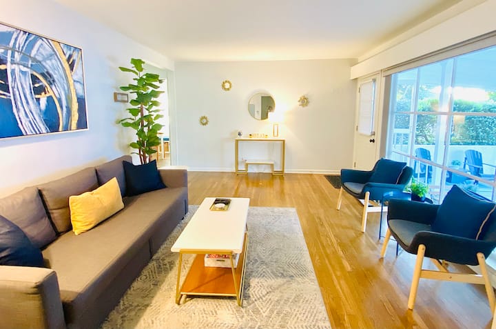 Clean Modern Gem/backyard/ac+parking+w/dryer - Long Beach, CA