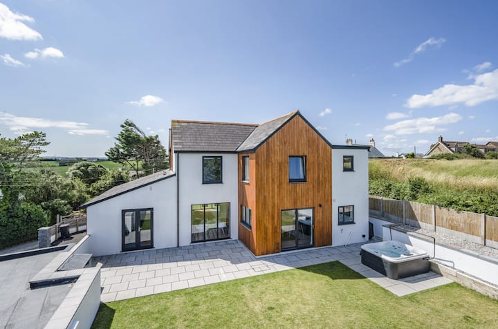 Luxury Family Beach House, Hot Tub, Sleeps 10,bude - Bude
