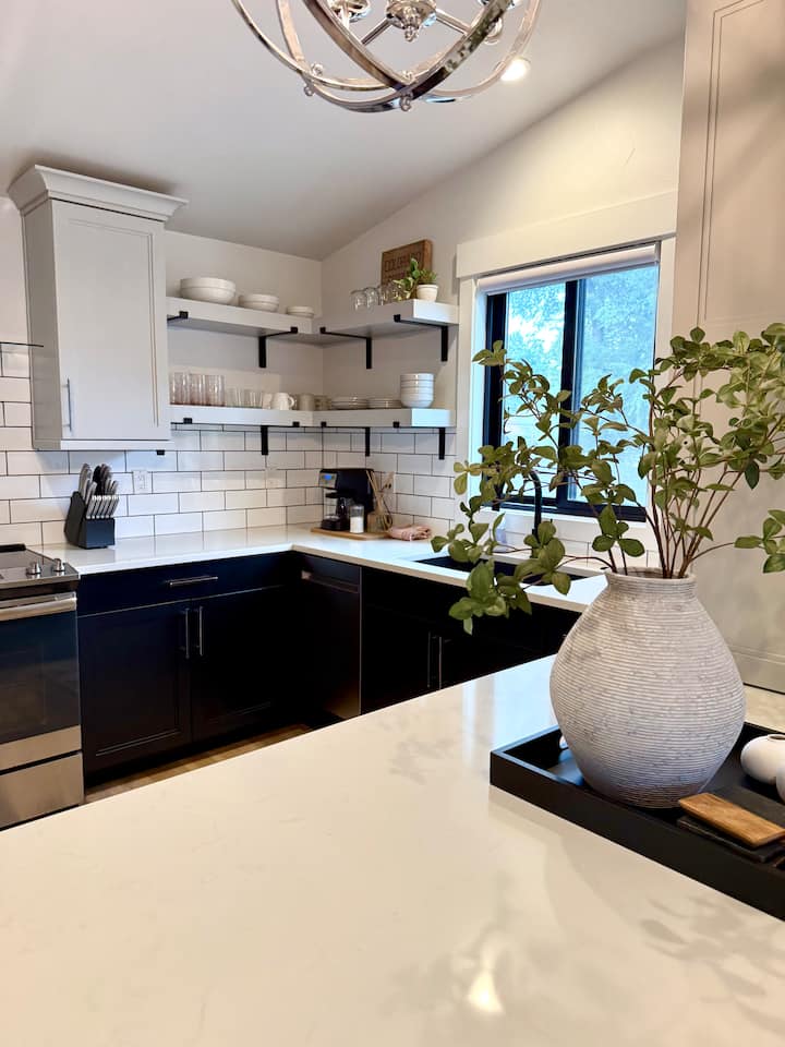 Pikes Retreat | Hot Tub + Modern Comfort - Colorado Springs, CO