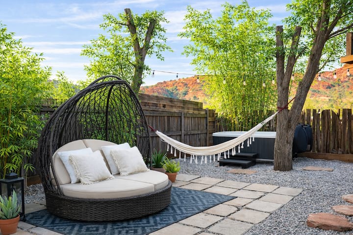 Romantic Spa Courtyard • Private Hot Tub Retreat - Sedona, AZ