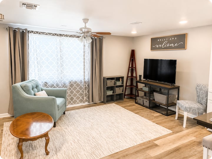 Quiet 2-bedroom House With Driveway Parking - Metairie, LA