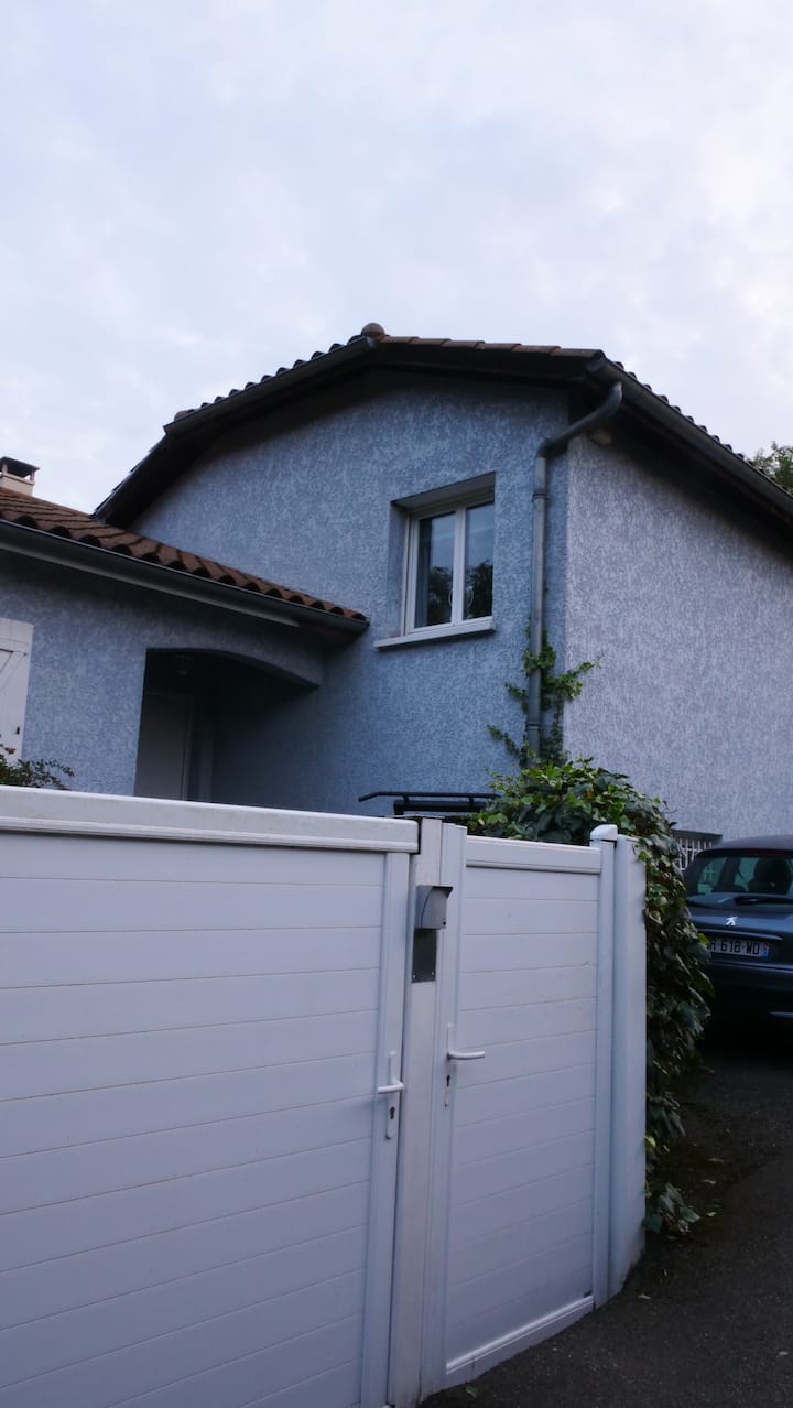 Appartement Indépendant Dans Une Agréable Maison - Sathonay-Camp