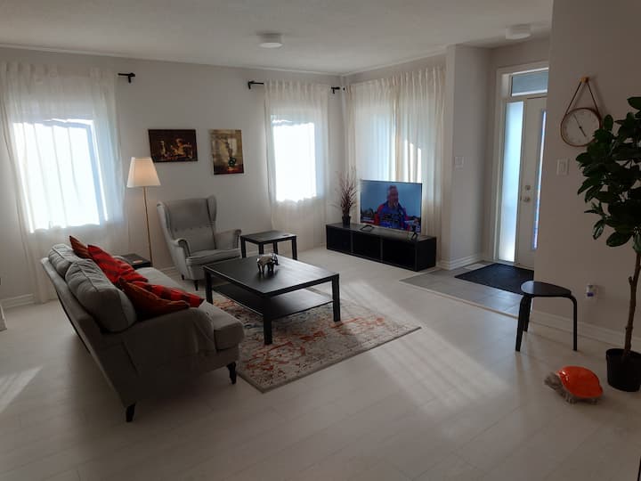 One Level Townhouse, @Corner, New Bright 2 Bedroom - Kanata
