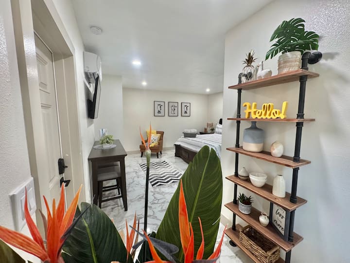 Kary’s Oasis Near Midtown Guest Suite - Tampa, FL