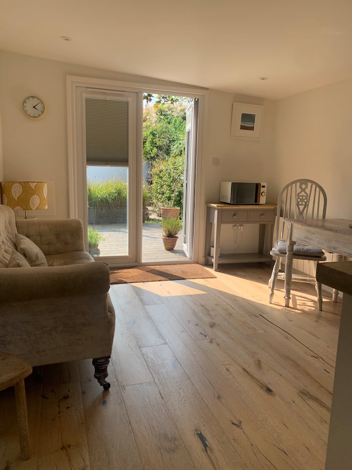 A Delightful 1-bedroom Cabin With Free Parking - Redruth