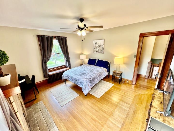 Southern Charm Private Queen Bedroom Suite 1 - Cincinnati
