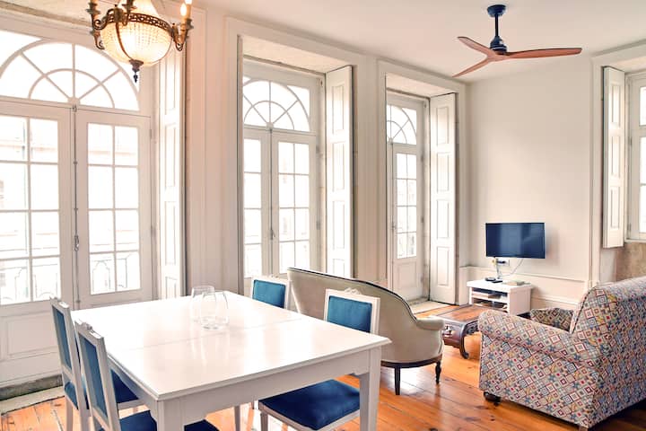 Prime Location: 4 Guests Facing Clérigos Tower - Porto