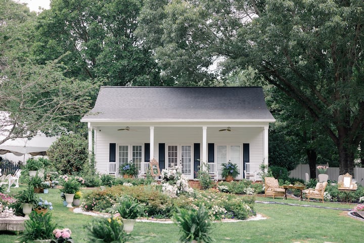 Cozy 1-br Cottage With Front Porch & Full Kitchen - Statesville, NC
