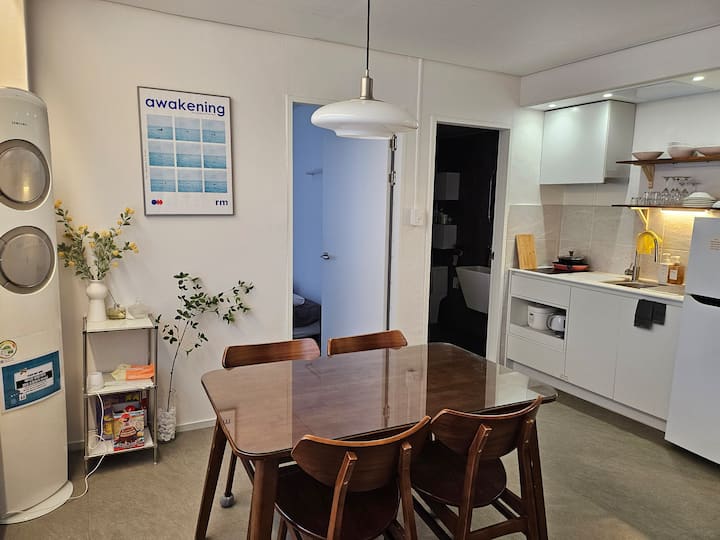 동경(憧憬) 대전점523. 퀸침대 3개, 거실 분리 투룸, 둔산동과 서대전역 사이 큰 방 - Daejeon