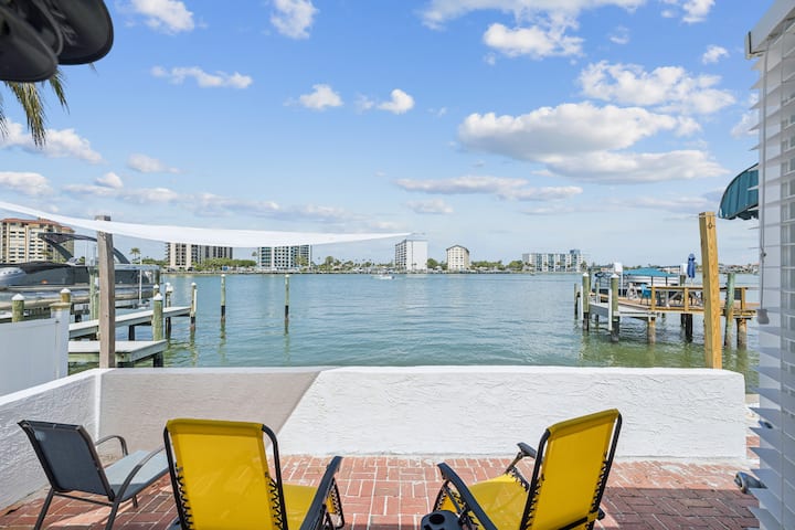 Water Front Villa 2; 5 Min Walk To Beach & Dinning - Clearwater Beach, FL