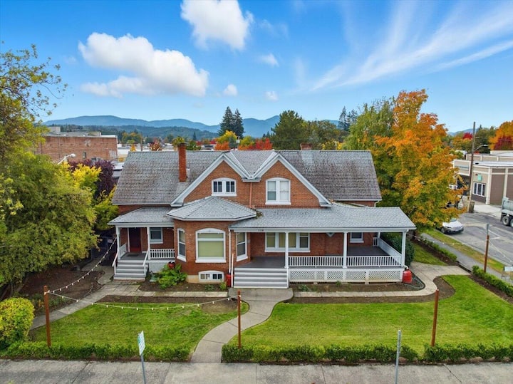 Vintage Retreat Nestled In The Town Of Grants Pass - Grants Pass, OR