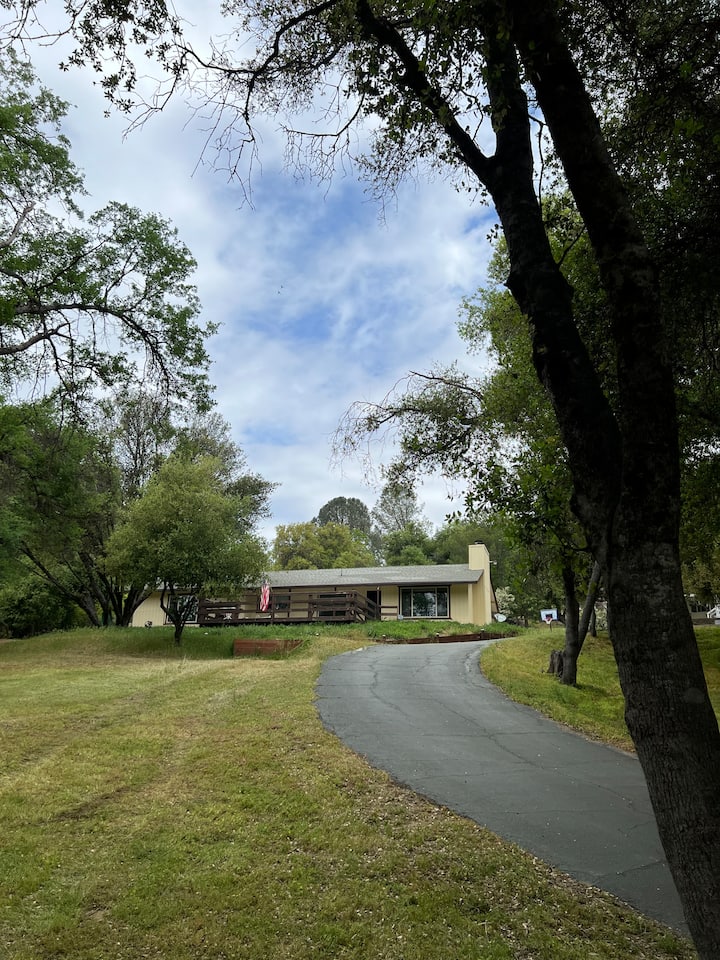 Cozy Family Home, Near Yosemite! - Oakhurst, CA