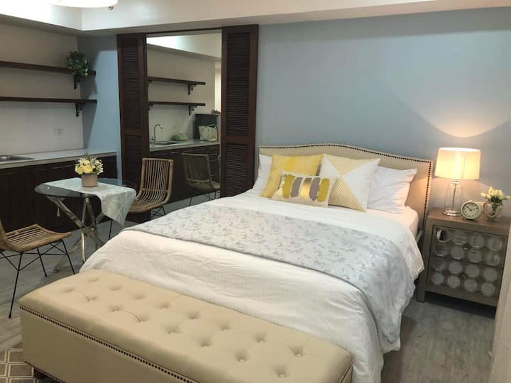 Clean & Chic Condo Across Ayala Mall, Close To Sm - Bacolod