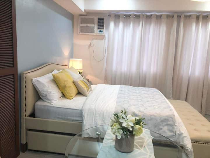 Clean & Chic Condo Across Ayala Mall, Close To Sm - Bacolod