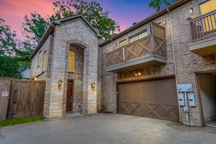 Ultra Walkable 4br | Kids Room + 75" Tv, Sleeps 9 - Dallas, TX