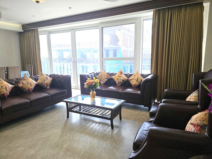 Sts: Sky View 4br Defence Colony-cook-bfst-parking - New Delhi