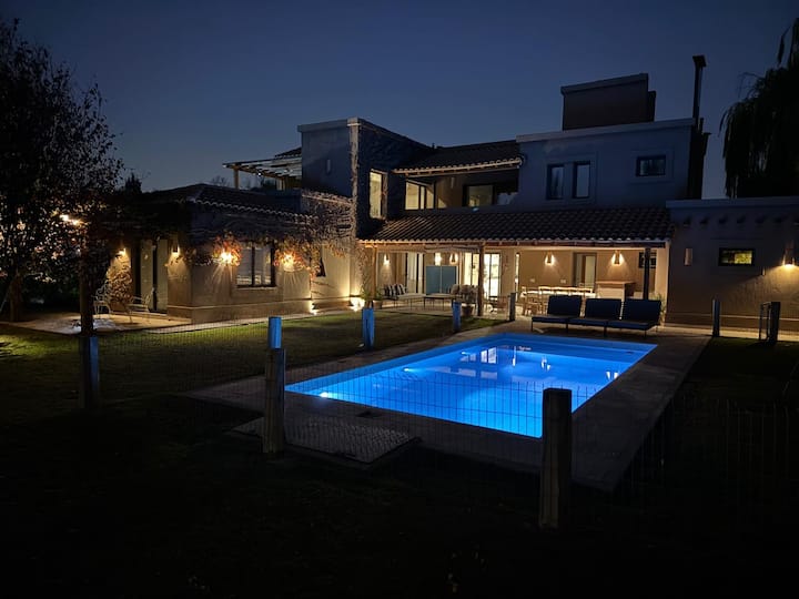 Vistalba Luxury House , Barrio Privado  Viñedos. - Argentina