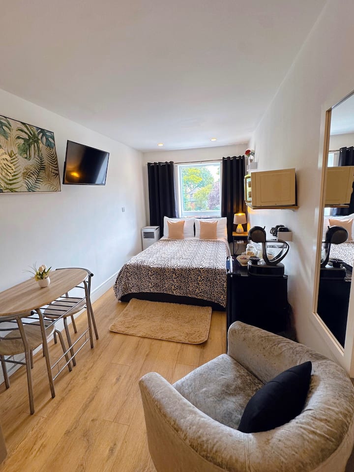 Chanel Ensuite Double Room - Whitehall