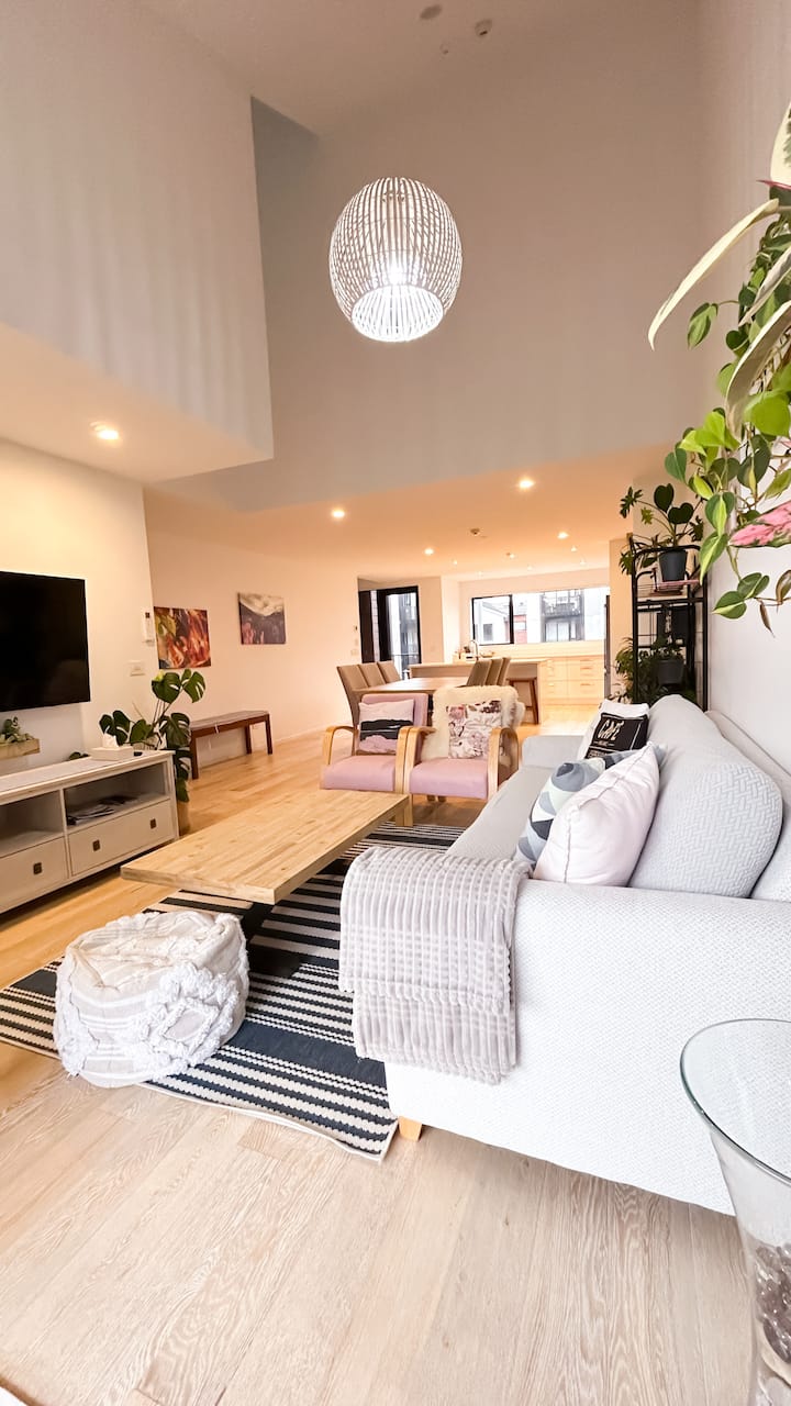 Bright And Cheerful 2-bedroom Townhouse - Auckland