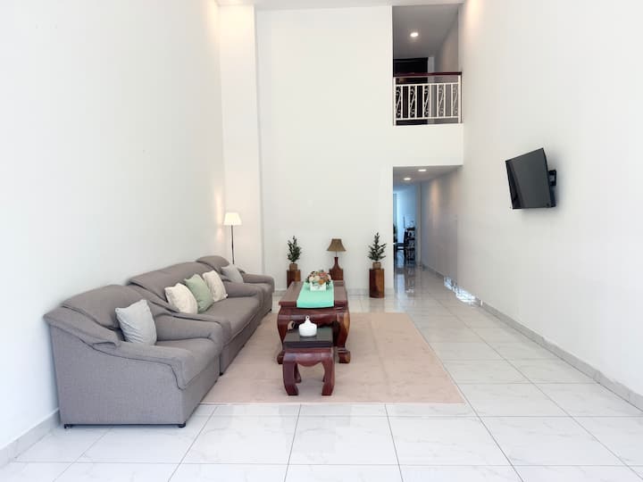 Spacious 5br Townhouse In Central Phnom Penh - Cambodia