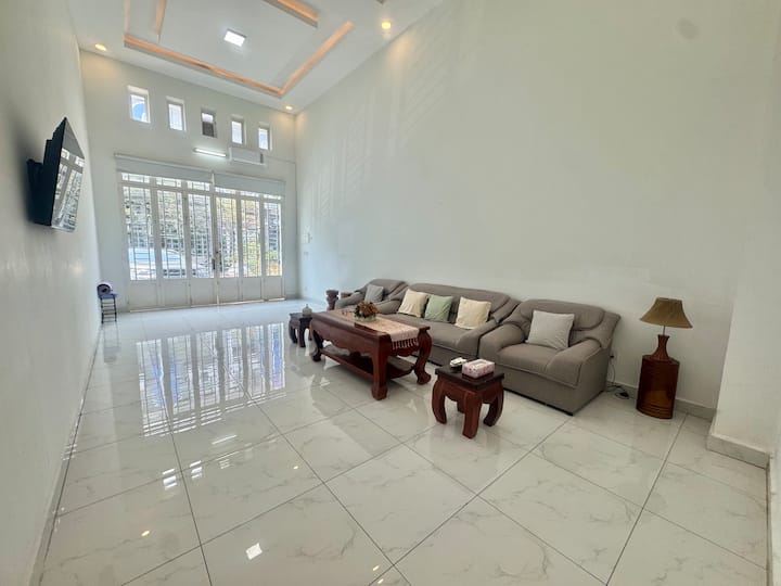 Spacious 5br Townhouse In Central Phnom Penh - Phnom Penh