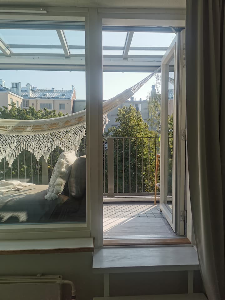 Ihana Parvekkeellinen Ullakkohuoneisto Kalliossa - Helsinki