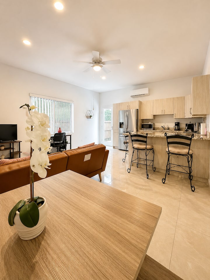 Large Private Apt 5 Mins To Beach Free Parking - Dania Beach, FL