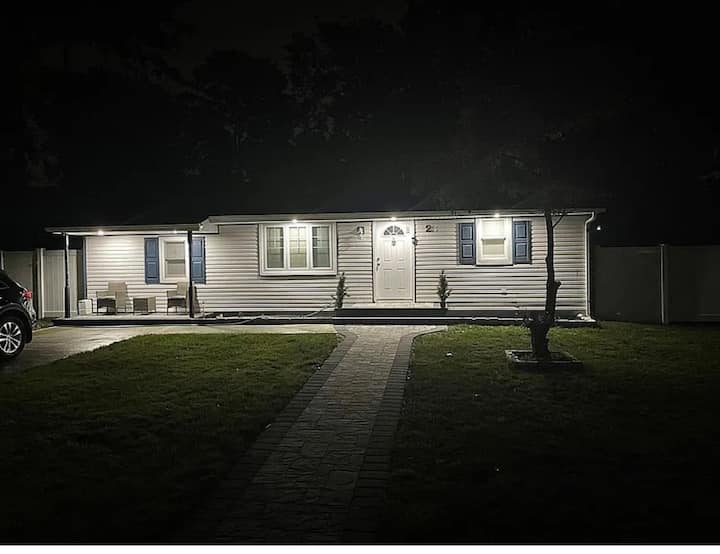 Comfortable Home Near Everything - Islandia, NY
