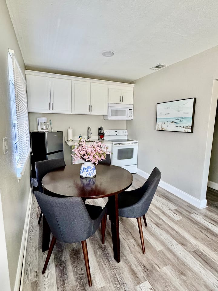 Beach Bliss Getaway- Stylish 1 Bedroom Apt - Clearwater, FL