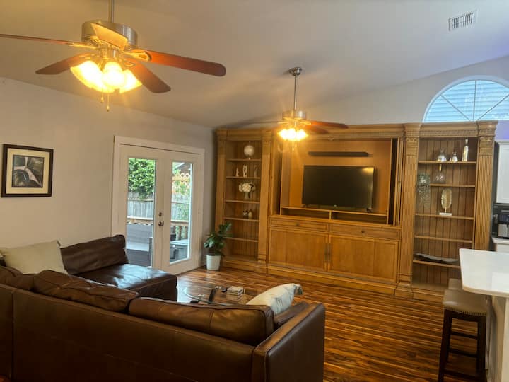 Vacation Destination 4 Bedroom House - Pinellas Park, FL