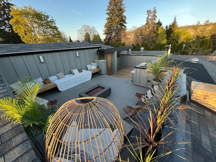3 Bdrm Suite, Roof Top Patio, Fire Table & Sauna+ - Kelowna