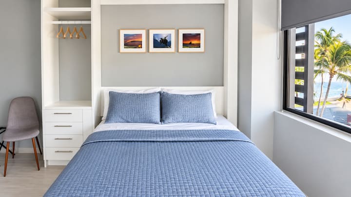 Bright Waikiki Corner Studio With Views - Kaneohe, HI