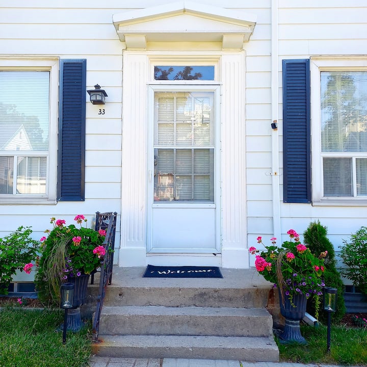 Cheery 1941 Historic Home In Ajax - Ajax