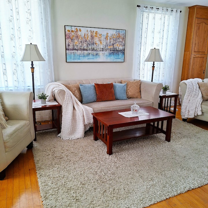 Cheery 1941 Historic Home In Ajax - Pickering