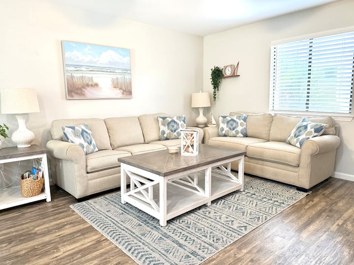 Cozy And Clean Beach Retreat! Steps From The Beach - Panama City Beach, FL