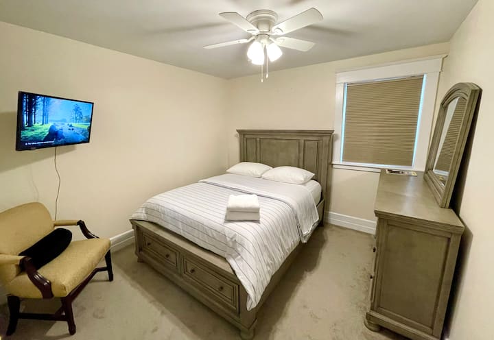 Room 4 | Near Airport, Hospitals, Colleges, Mall - Buffalo, NY